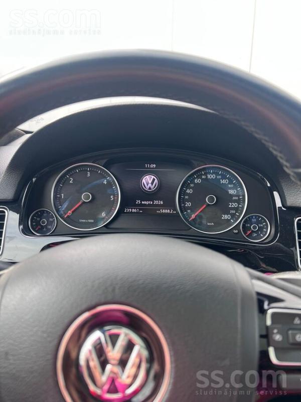 Melns Volkswagen Touareg 2013 Rīga, ar dzinēja tilpumu 4.20 L un nobraukumu 240 tūkst. km par 18300 €, foto 6 vietnē AUTOMOTO.COM.LV