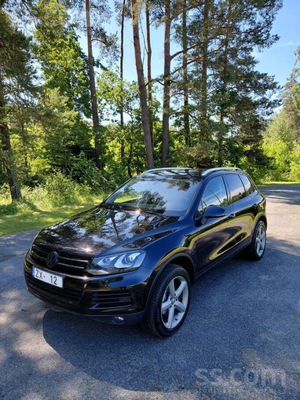 Black Volkswagen Touareg 2013 in Riga, with an engine capacity of 3.00 L and mileage of 385 thousand km for 8790 €, photo 1 on AUTOMOTO.COM.LV