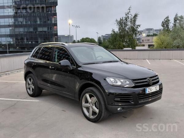 Black Volkswagen Touareg 2013 in Riga, with an engine capacity of 3.00 L and mileage of 385 thousand km for 8790 €, photo 3 on AUTOMOTO.COM.LV