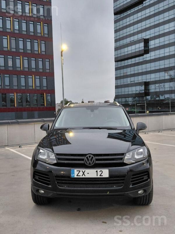Black Volkswagen Touareg 2013 in Riga, with an engine capacity of 3.00 L and mileage of 385 thousand km for 8790 €, photo 4 on AUTOMOTO.COM.LV
