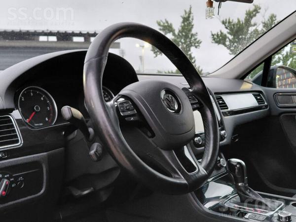 Black Volkswagen Touareg 2013 in Riga, with an engine capacity of 3.00 L and mileage of 385 thousand km for 8790 €, photo 7 on AUTOMOTO.COM.LV
