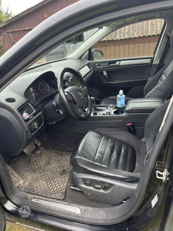 Melns Volkswagen Touareg 2013 Viļņa, ar dzinēja tilpumu 3.00 L un nobraukumu 278 tūkst. km par 12700 €, foto 8 vietnē AUTOMOTO.COM.LV