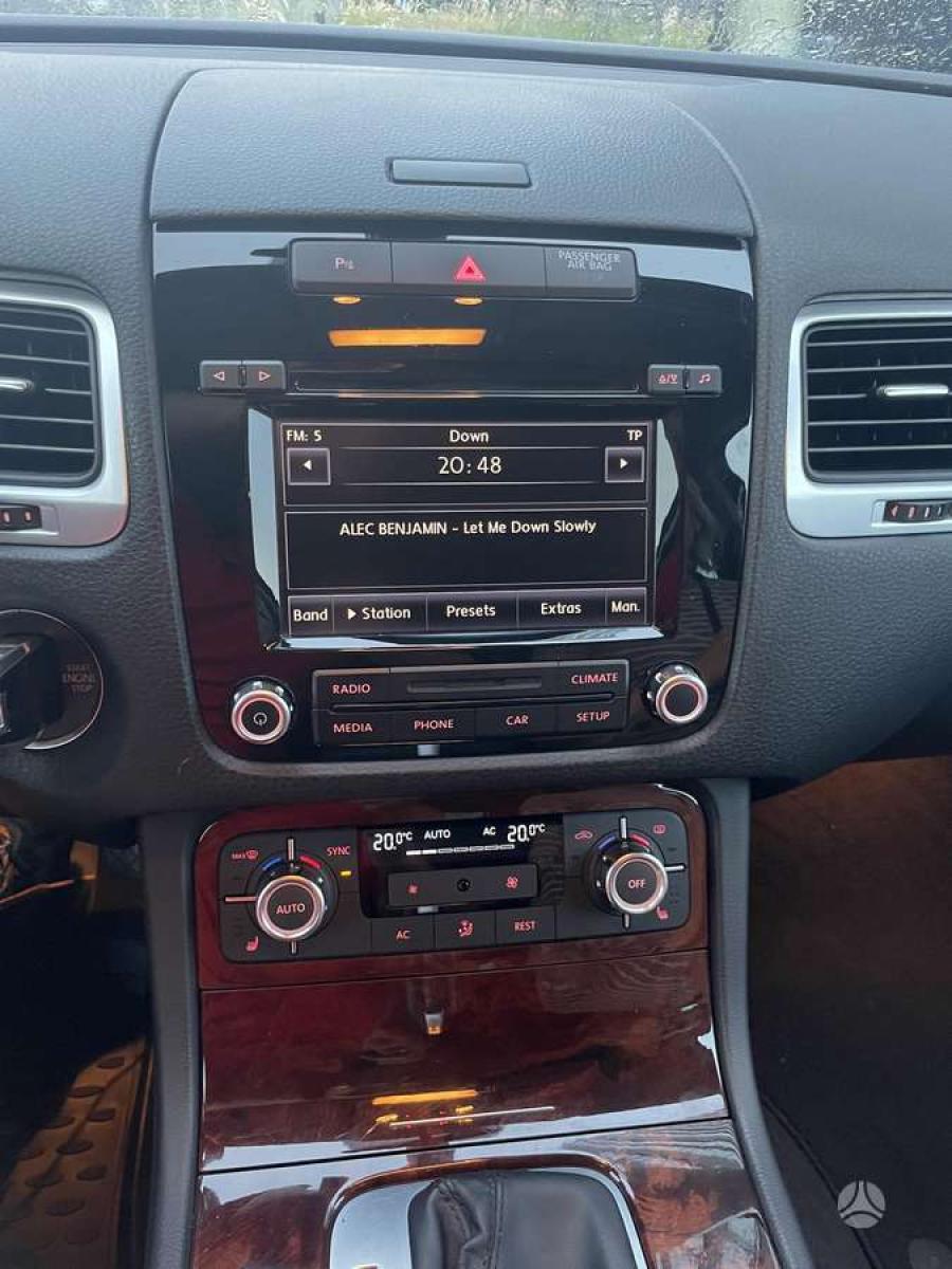 Melns Volkswagen Touareg 2013 Viļņa, ar dzinēja tilpumu 2.97 L un nobraukumu 294 tūkst. km par 9200 €, foto 3 vietnē AUTOMOTO.COM.LV