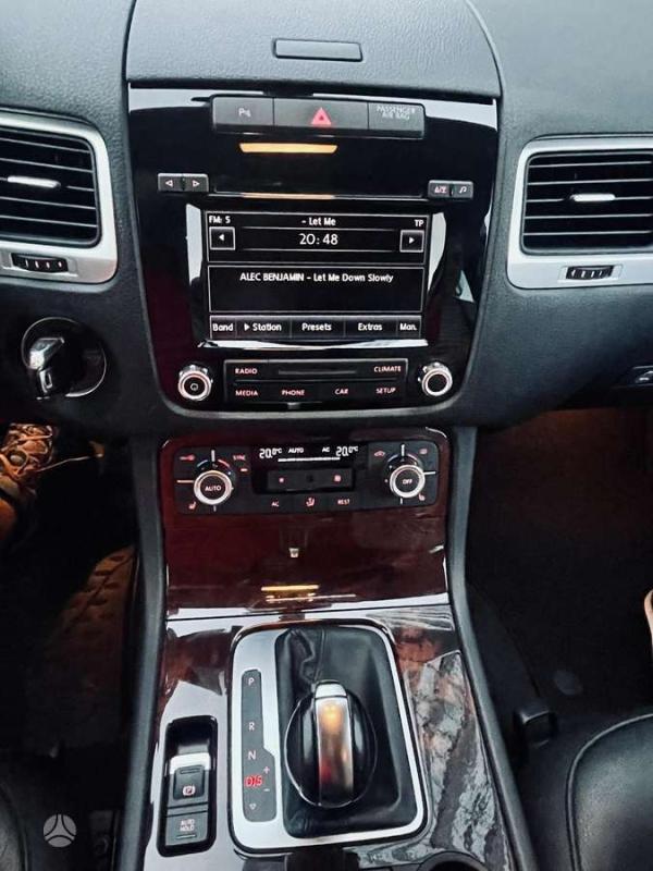Melns Volkswagen Touareg 2013 Viļņa, ar dzinēja tilpumu 2.97 L un nobraukumu 294 tūkst. km par 9200 €, foto 3 vietnē AUTOMOTO.COM.LV