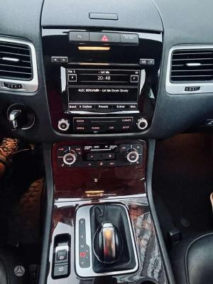 Melns Volkswagen Touareg 2013 Viļņa, ar dzinēja tilpumu 2.97 L un nobraukumu 294 tūkst. km par 9200 €, foto 4 vietnē AUTOMOTO.COM.LV