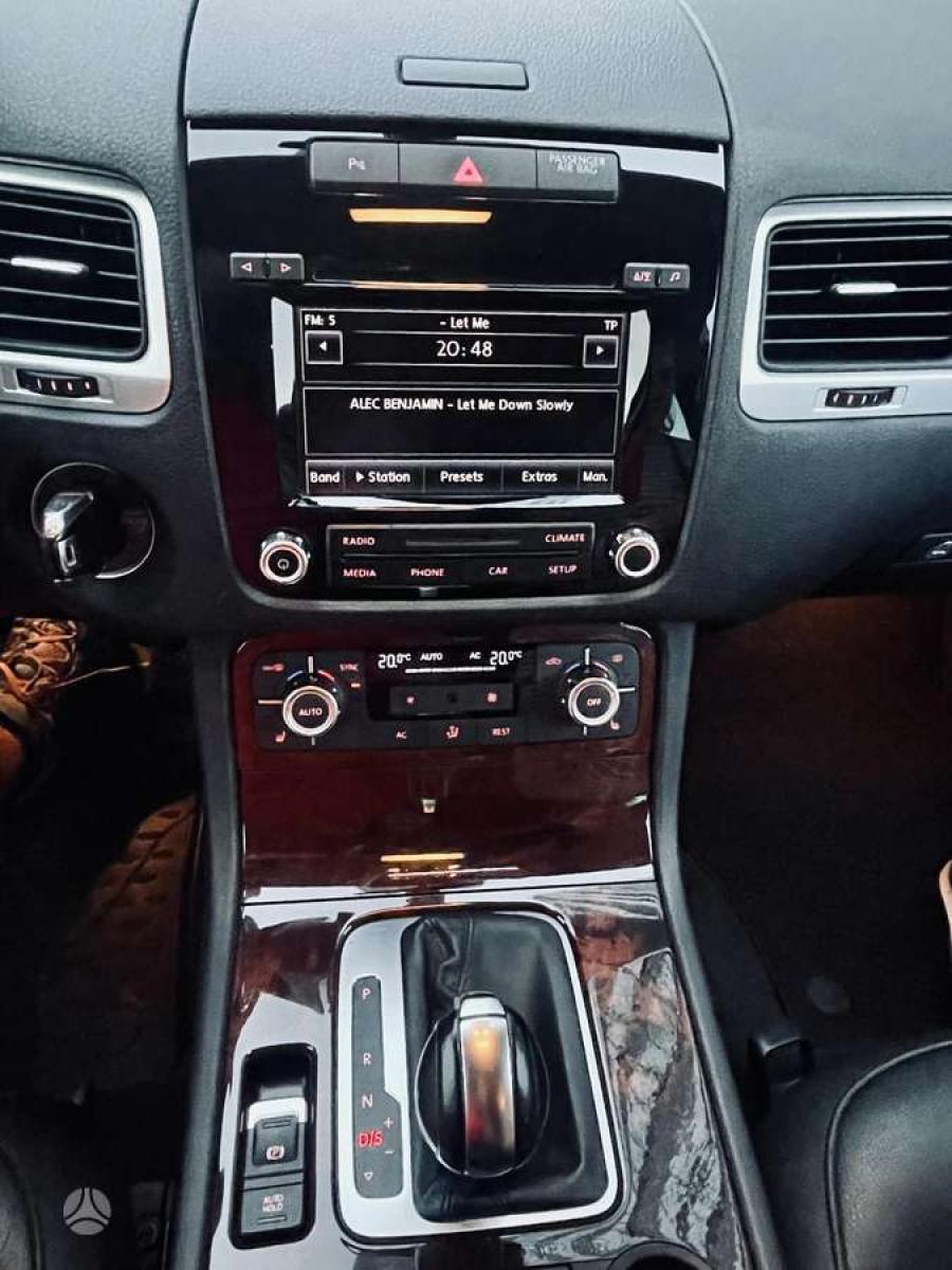 Melns Volkswagen Touareg 2013 Viļņa, ar dzinēja tilpumu 2.97 L un nobraukumu 294 tūkst. km par 9200 €, foto 4 vietnē AUTOMOTO.COM.LV