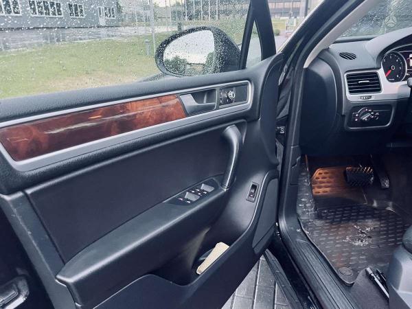 Melns Volkswagen Touareg 2013 Viļņa, ar dzinēja tilpumu 2.97 L un nobraukumu 294 tūkst. km par 9200 €, foto 7 vietnē AUTOMOTO.COM.LV