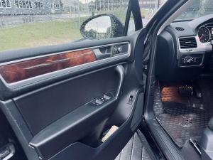Melns Volkswagen Touareg 2013 Viļņa, ar dzinēja tilpumu 2.97 L un nobraukumu 294 tūkst. km par 9200 €, foto 8 vietnē AUTOMOTO.COM.LV