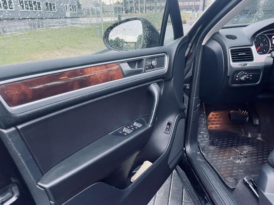 Melns Volkswagen Touareg 2013 Viļņa, ar dzinēja tilpumu 2.97 L un nobraukumu 294 tūkst. km par 9200 €, foto 8 vietnē AUTOMOTO.COM.LV