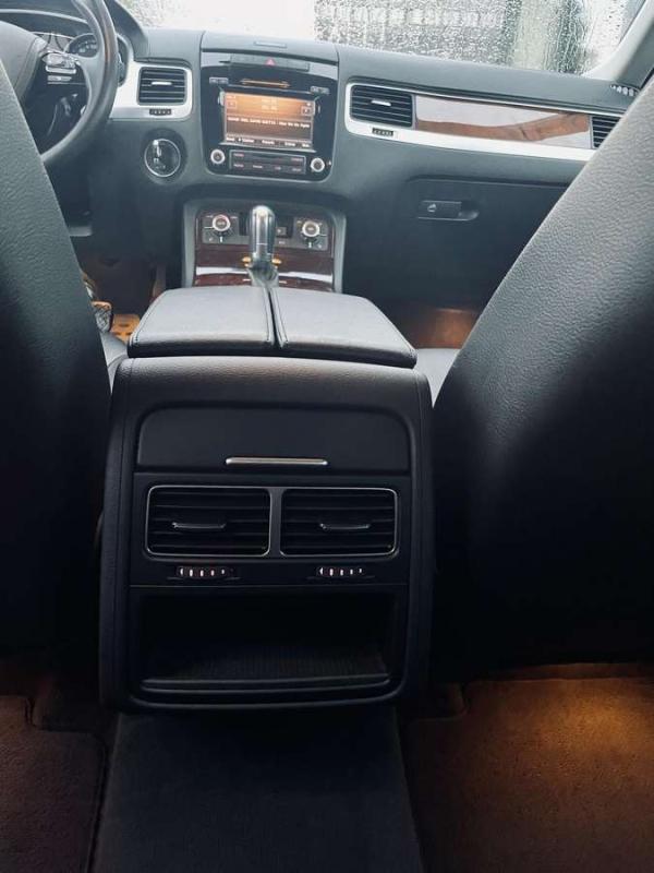 Melns Volkswagen Touareg 2013 Viļņa, ar dzinēja tilpumu 2.97 L un nobraukumu 294 tūkst. km par 9200 €, foto 8 vietnē AUTOMOTO.COM.LV