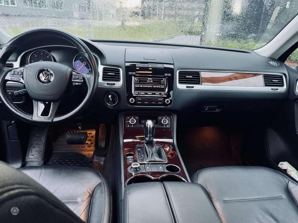 Melns Volkswagen Touareg 2013 Viļņa, ar dzinēja tilpumu 2.97 L un nobraukumu 294 tūkst. km par 9200 €, foto 9 vietnē AUTOMOTO.COM.LV