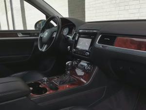 Melns Volkswagen Touareg 2013 Rīga, ar dzinēja tilpumu 3.00 L un nobraukumu 205 tūkst. km par 12500 €, foto 12 vietnē AUTOMOTO.COM.LV