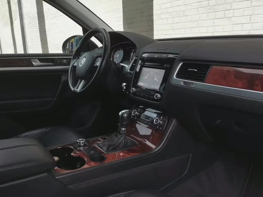 Melns Volkswagen Touareg 2013 Rīga, ar dzinēja tilpumu 3.00 L un nobraukumu 205 tūkst. km par 12500 €, foto 12 vietnē AUTOMOTO.COM.LV