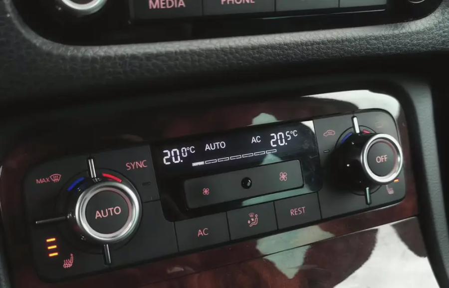 Melns Volkswagen Touareg 2013 Rīga, ar dzinēja tilpumu 3.00 L un nobraukumu 205 tūkst. km par 12500 €, foto 18 vietnē AUTOMOTO.COM.LV