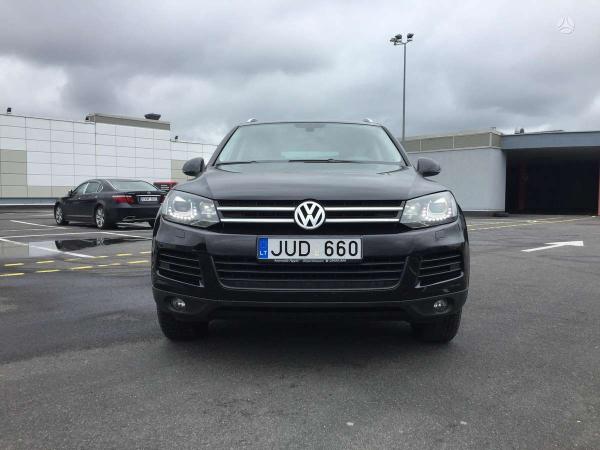 Black Volkswagen Touareg 2013 in Vilnius, with an engine capacity of 2.97 L and mileage of 204 thousand km for 12400 €, photo 1 on AUTOMOTO.COM.LV