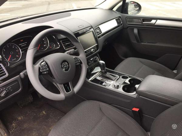 Black Volkswagen Touareg 2013 in Vilnius, with an engine capacity of 2.97 L and mileage of 204 thousand km for 12400 €, photo 7 on AUTOMOTO.COM.LV