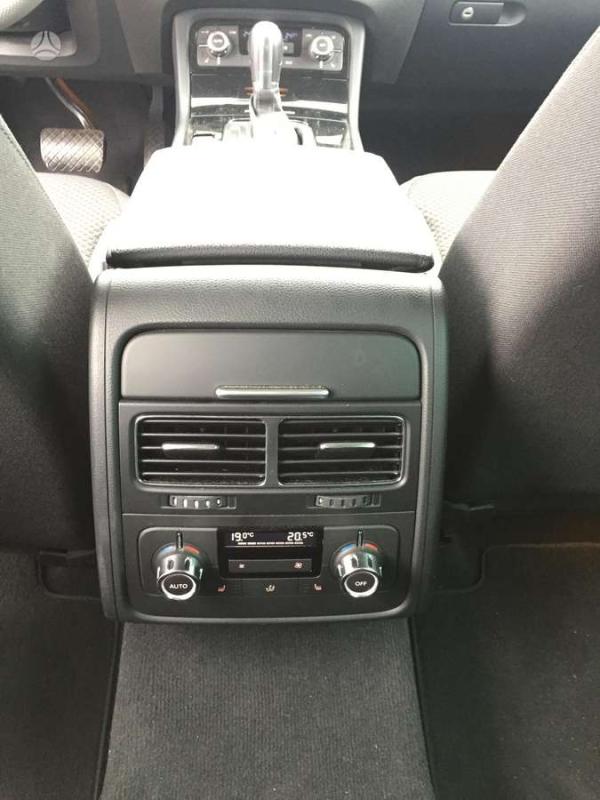 Black Volkswagen Touareg 2013 in Vilnius, with an engine capacity of 2.97 L and mileage of 204 thousand km for 12400 €, photo 8 on AUTOMOTO.COM.LV