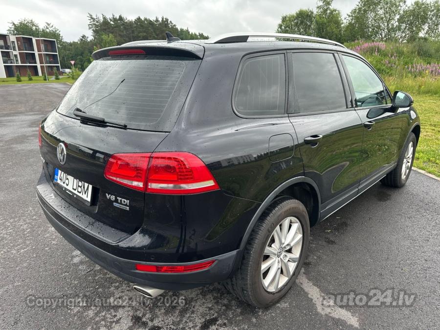 Melns Volkswagen Touareg 2013 Tallina, ar dzinēja tilpumu 3.00 L un nobraukumu 282 tūkst. km par 10999 €, foto 4 vietnē AUTOMOTO.COM.LV