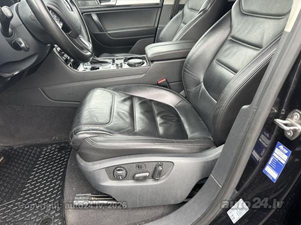 Melns Volkswagen Touareg 2013 Tallina, ar dzinēja tilpumu 3.00 L un nobraukumu 282 tūkst. km par 10999 €, foto 7 vietnē AUTOMOTO.COM.LV