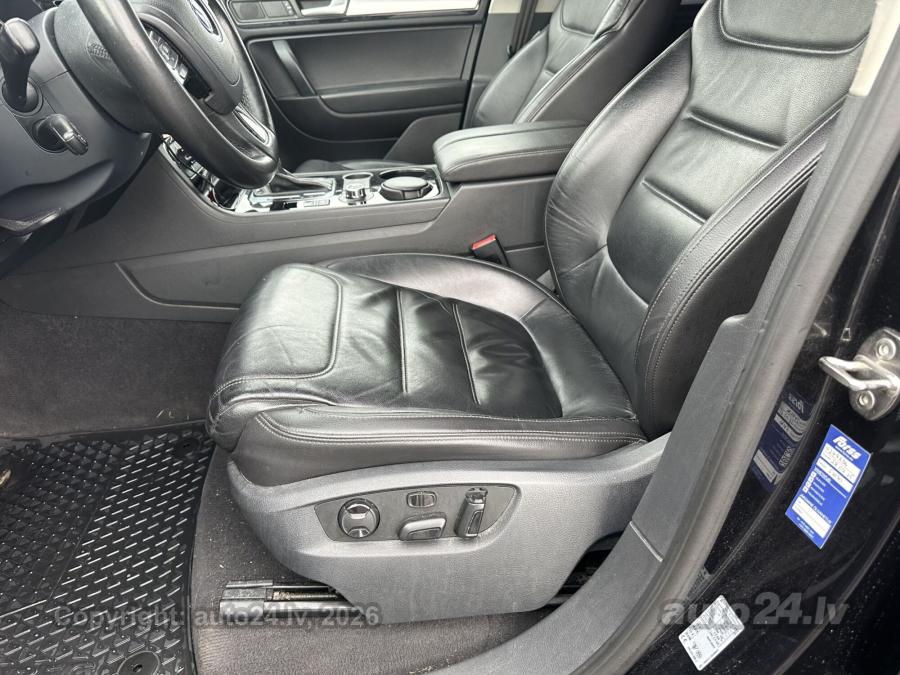 Melns Volkswagen Touareg 2013 Tallina, ar dzinēja tilpumu 3.00 L un nobraukumu 282 tūkst. km par 10999 €, foto 8 vietnē AUTOMOTO.COM.LV