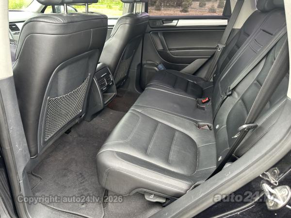 Melns Volkswagen Touareg 2013 Tallina, ar dzinēja tilpumu 3.00 L un nobraukumu 282 tūkst. km par 10999 €, foto 8 vietnē AUTOMOTO.COM.LV