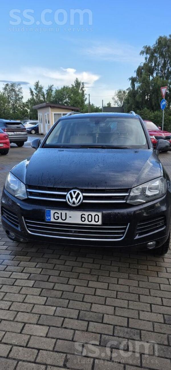Black Volkswagen Touareg 2013 in Riga, with an engine capacity of 3.00 L and mileage of 242 thousand km for 9000 €, photo 1 on AUTOMOTO.COM.LV