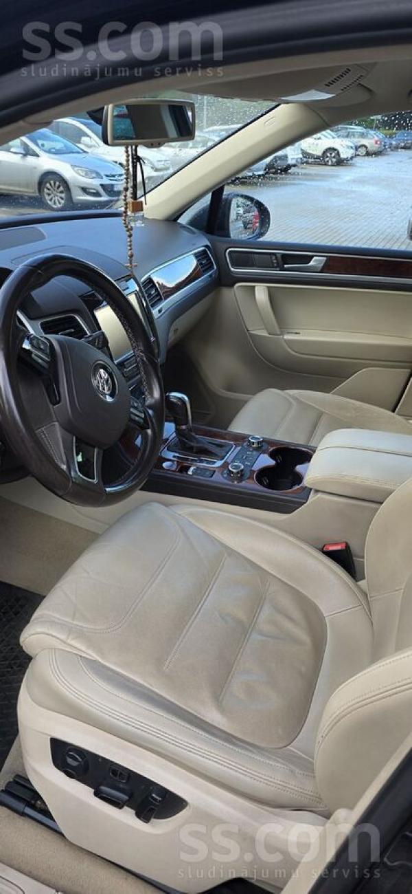 Black Volkswagen Touareg 2013 in Riga, with an engine capacity of 3.00 L and mileage of 242 thousand km for 9000 €, photo 5 on AUTOMOTO.COM.LV