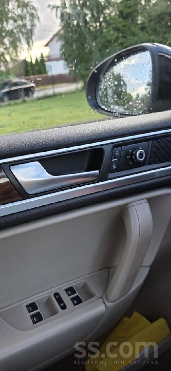 Black Volkswagen Touareg 2013 in Riga, with an engine capacity of 3.00 L and mileage of 242 thousand km for 9000 €, photo 9 on AUTOMOTO.COM.LV