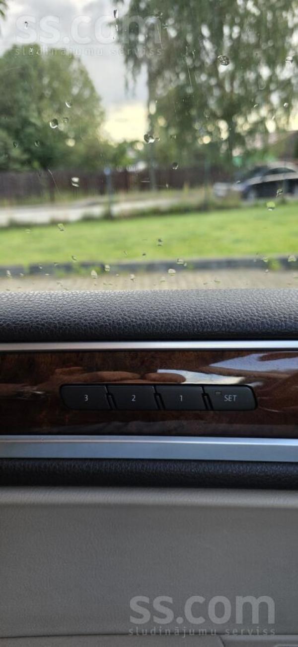 Black Volkswagen Touareg 2013 in Riga, with an engine capacity of 3.00 L and mileage of 242 thousand km for 9000 €, photo 10 on AUTOMOTO.COM.LV