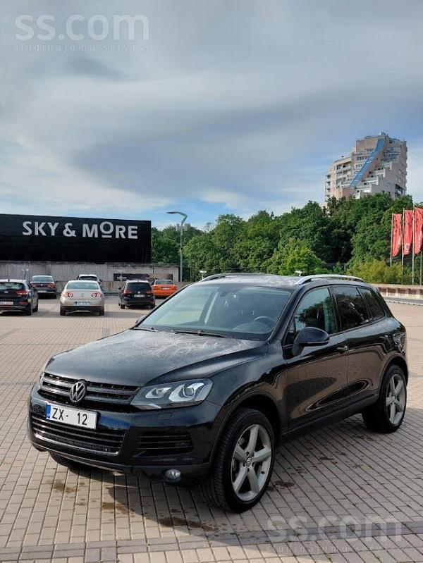Black Volkswagen Touareg 2013 in Riga, with an engine capacity of 3.00 L and mileage of 377 thousand km for 7995 €, photo 1 on AUTOMOTO.COM.LV