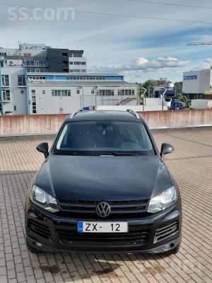 Melns Volkswagen Touareg 2013 Rīga, ar dzinēja tilpumu 3.00 L un nobraukumu 377 tūkst. km par 7995 €, foto 3 vietnē AUTOMOTO.COM.LV
