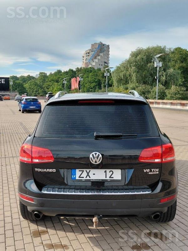 Black Volkswagen Touareg 2013 in Riga, with an engine capacity of 3.00 L and mileage of 377 thousand km for 7995 €, photo 3 on AUTOMOTO.COM.LV