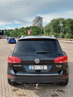 Melns Volkswagen Touareg 2013 Rīga, ar dzinēja tilpumu 3.00 L un nobraukumu 377 tūkst. km par 7995 €, foto 4 vietnē AUTOMOTO.COM.LV