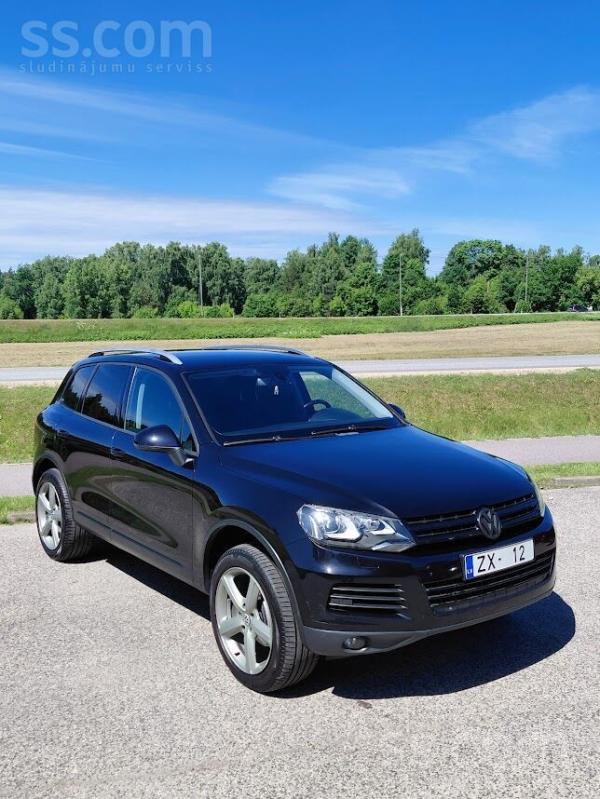 Black Volkswagen Touareg 2013 in Riga, with an engine capacity of 3.00 L and mileage of 377 thousand km for 7995 €, photo 4 on AUTOMOTO.COM.LV