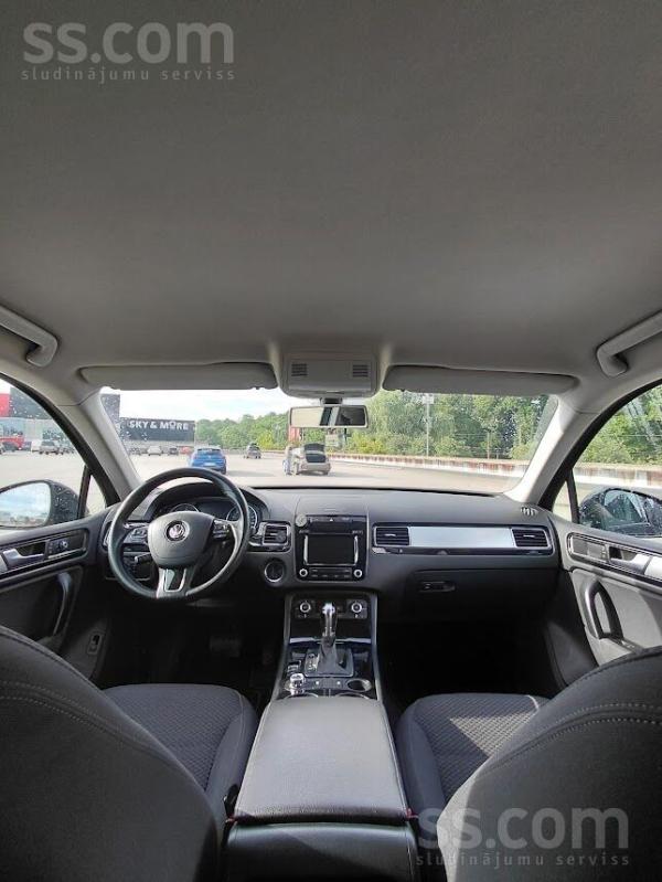 Black Volkswagen Touareg 2013 in Riga, with an engine capacity of 3.00 L and mileage of 377 thousand km for 7995 €, photo 6 on AUTOMOTO.COM.LV