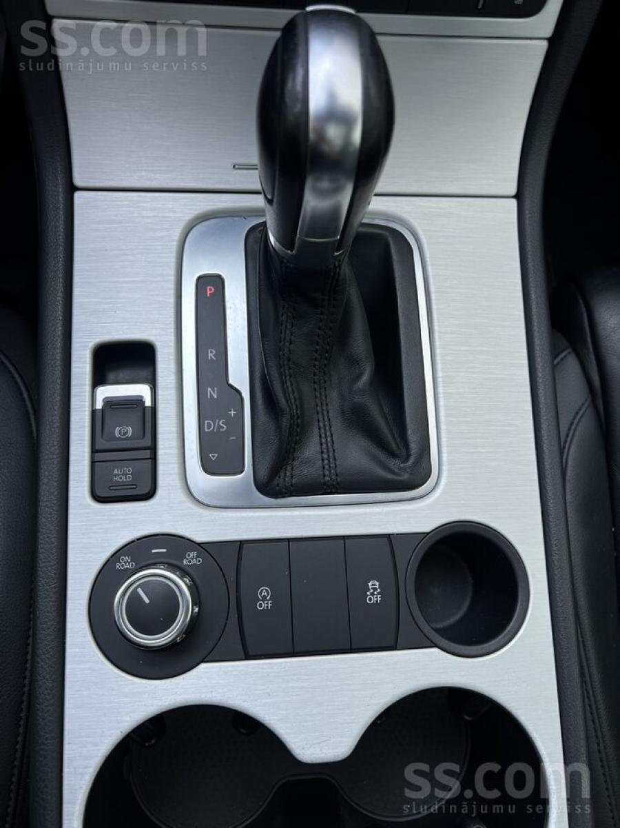 Melns Volkswagen Touareg 2013 Rīga, ar dzinēja tilpumu 3.00 L un nobraukumu 0 tūkst. km par 13000 €, foto 27 vietnē AUTOMOTO.COM.LV