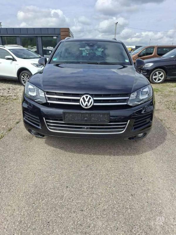 Melns Volkswagen Touareg 2013 Viļņa, ar dzinēja tilpumu 3.00 L un nobraukumu 283 tūkst. km par 12800 €, foto 3 vietnē AUTOMOTO.COM.LV