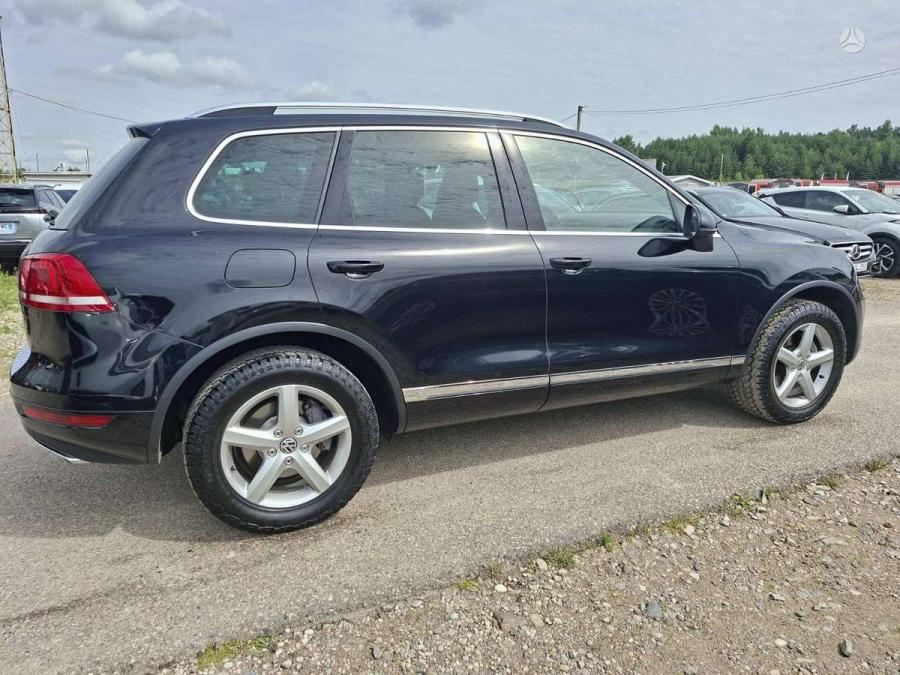 Melns Volkswagen Touareg 2013 Viļņa, ar dzinēja tilpumu 3.00 L un nobraukumu 283 tūkst. km par 12800 €, foto 5 vietnē AUTOMOTO.COM.LV