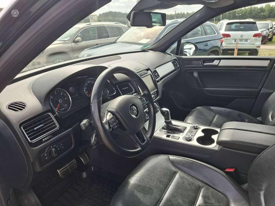 Melns Volkswagen Touareg 2013 Viļņa, ar dzinēja tilpumu 3.00 L un nobraukumu 283 tūkst. km par 12800 €, foto 14 vietnē AUTOMOTO.COM.LV