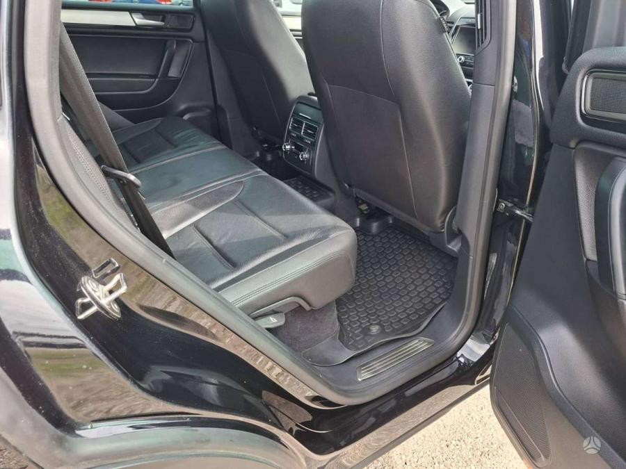 Melns Volkswagen Touareg 2013 Viļņa, ar dzinēja tilpumu 3.00 L un nobraukumu 283 tūkst. km par 12800 €, foto 17 vietnē AUTOMOTO.COM.LV