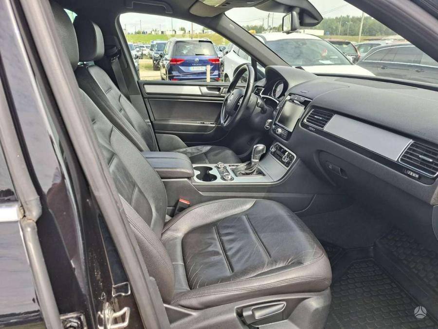 Melns Volkswagen Touareg 2013 Viļņa, ar dzinēja tilpumu 3.00 L un nobraukumu 283 tūkst. km par 12800 €, foto 18 vietnē AUTOMOTO.COM.LV