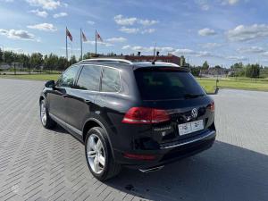 Black Volkswagen Touareg 2013 in Telschi, with an engine capacity of 2.97 L and mileage of 251 thousand km for 11300 €, photo 5 on AUTOMOTO.COM.LV