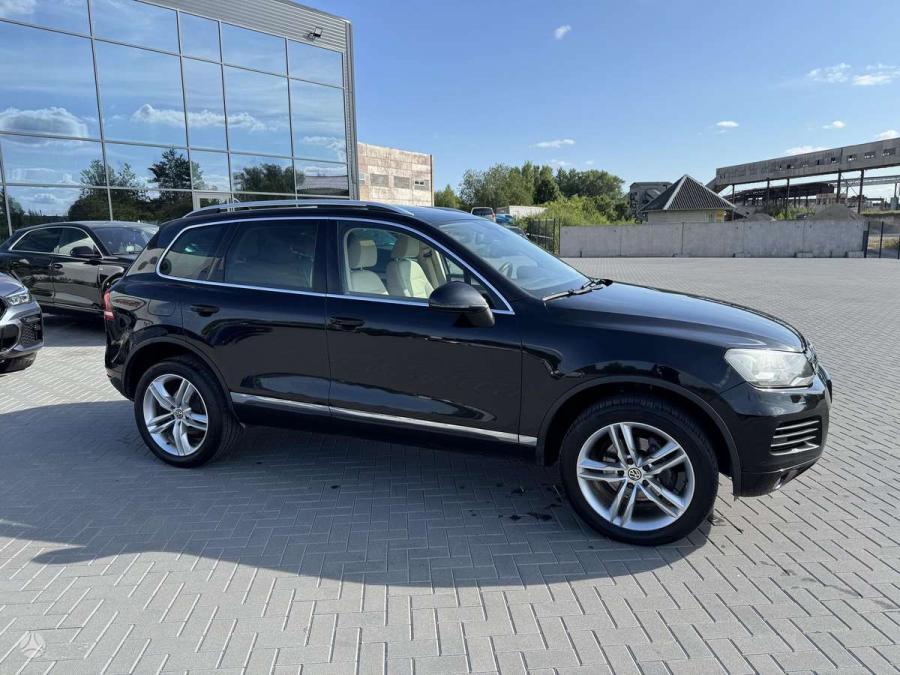 Black Volkswagen Touareg 2013 in Telschi, with an engine capacity of 2.97 L and mileage of 251 thousand km for 11300 €, photo 9 on AUTOMOTO.COM.LV