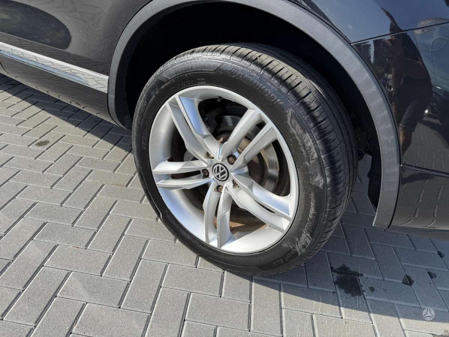 Black Volkswagen Touareg 2013 in Telschi, with an engine capacity of 2.97 L and mileage of 251 thousand km for 11300 €, photo 14 on AUTOMOTO.COM.LV