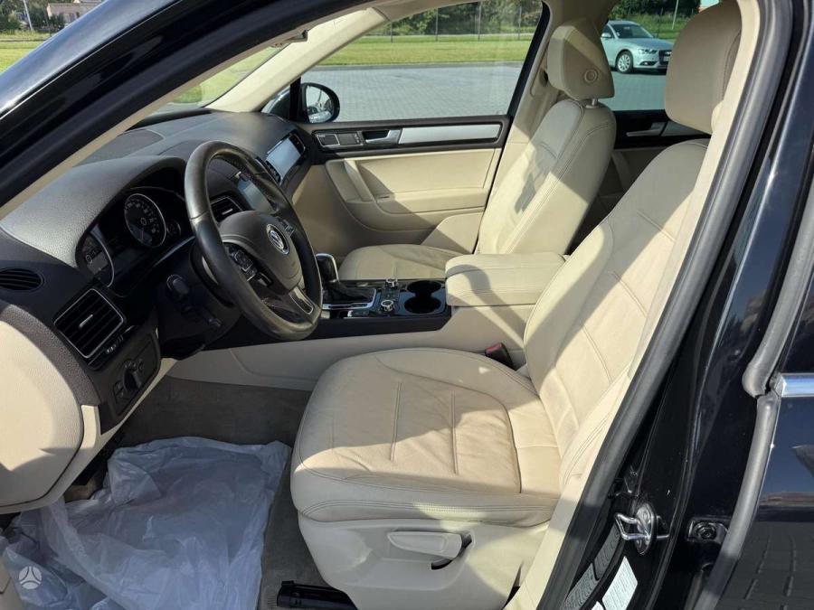 Black Volkswagen Touareg 2013 in Telschi, with an engine capacity of 2.97 L and mileage of 251 thousand km for 11300 €, photo 17 on AUTOMOTO.COM.LV