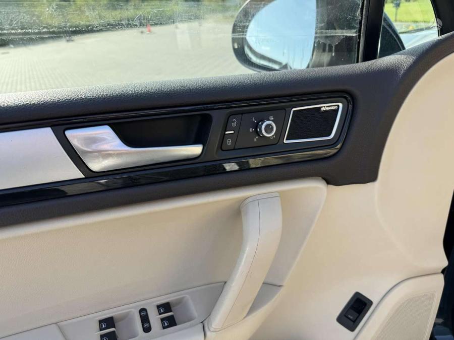 Black Volkswagen Touareg 2013 in Telschi, with an engine capacity of 2.97 L and mileage of 251 thousand km for 11300 €, photo 19 on AUTOMOTO.COM.LV