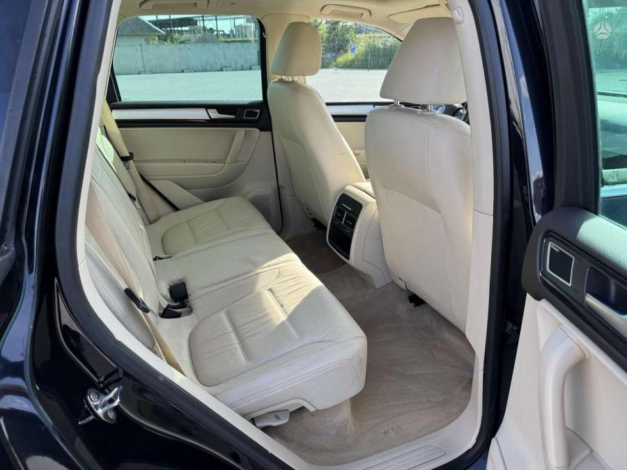 Black Volkswagen Touareg 2013 in Telschi, with an engine capacity of 2.97 L and mileage of 251 thousand km for 11300 €, photo 23 on AUTOMOTO.COM.LV