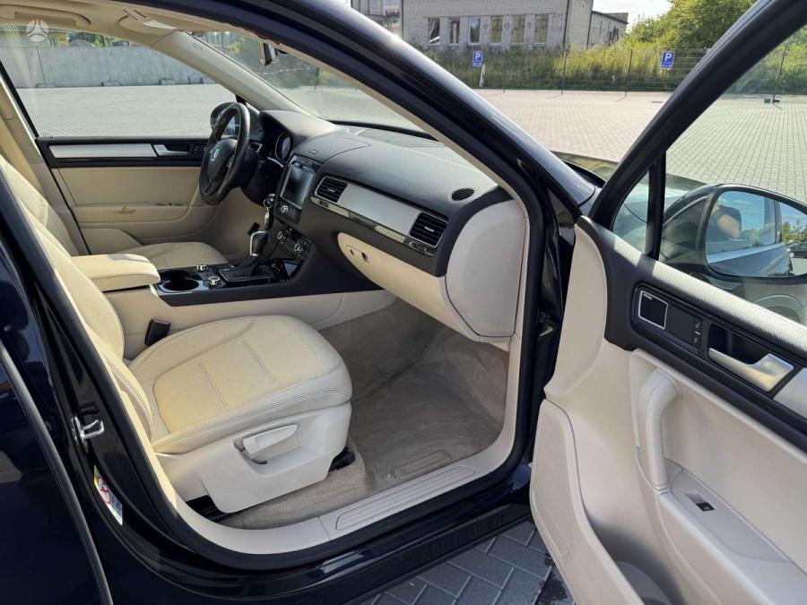 Black Volkswagen Touareg 2013 in Telschi, with an engine capacity of 2.97 L and mileage of 251 thousand km for 11300 €, photo 24 on AUTOMOTO.COM.LV