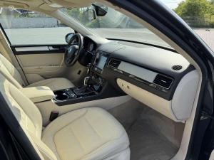 Black Volkswagen Touareg 2013 in Telschi, with an engine capacity of 2.97 L and mileage of 251 thousand km for 11300 €, photo 25 on AUTOMOTO.COM.LV