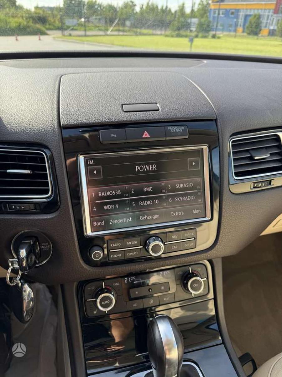 Black Volkswagen Touareg 2013 in Telschi, with an engine capacity of 2.97 L and mileage of 251 thousand km for 11300 €, photo 26 on AUTOMOTO.COM.LV